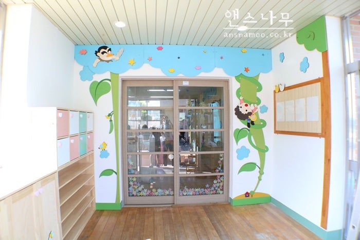 병설유치원현관입구장식잭과콩나무동화장식나무벽면장식유치원환경구성동화벽면꾸미기유치원현관신발장수납장원목게시판앤스나무
