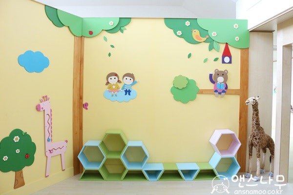 앤스나무사이언스어린이집도서관환경구성그리고유아도서관책장책꽂이나무벽면장식벌집책꽂이유아책상의자원목스툴계단안전문울타리