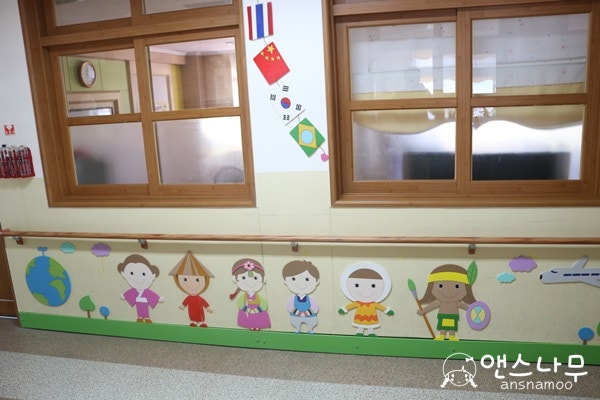 앤스나무청양유치원환경구성어린이집현관입구꾸미기게시판나무벽면장식다문화장식전래동화장식요리실장식명패교실편백나무패널장식