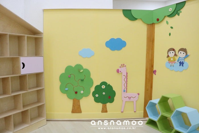앤스나무사이언스어린이집도서관환경구성그리고유아도서관책장책꽂이나무벽면장식벌집책꽂이유아책상의자원목스툴계단안전문울타리