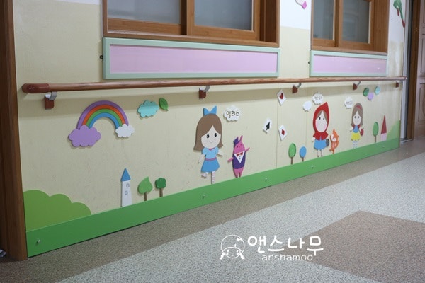 앤스나무청양유치원환경구성어린이집현관입구꾸미기게시판나무벽면장식다문화장식전래동화장식요리실장식명패교실편백나무패널장식