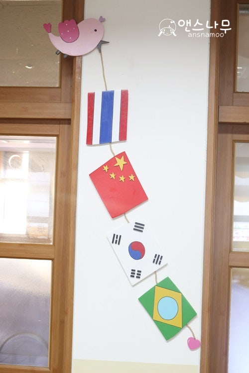 앤스나무청양유치원환경구성어린이집현관입구꾸미기게시판나무벽면장식다문화장식전래동화장식요리실장식명패교실편백나무패널장식