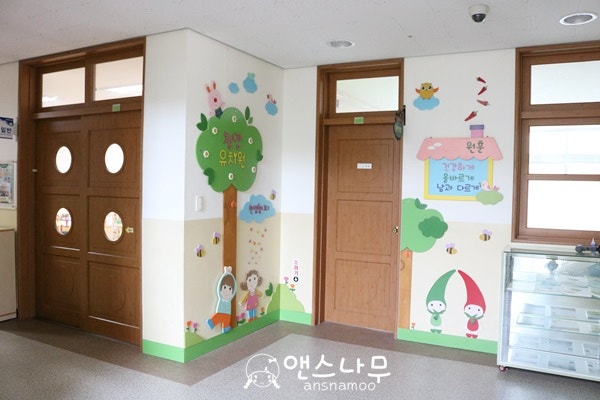 앤스나무청양유치원환경구성어린이집현관입구꾸미기게시판나무벽면장식다문화장식전래동화장식요리실장식명패교실편백나무패널장식