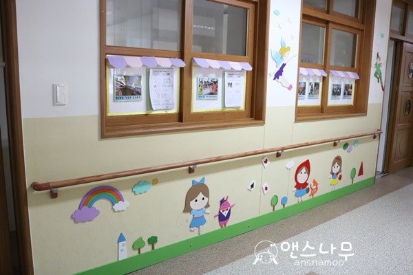 앤스나무청양유치원환경구성어린이집현관입구꾸미기게시판나무벽면장식다문화장식전래동화장식요리실장식명패교실편백나무패널장식