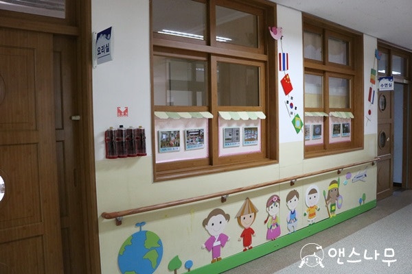 앤스나무청양유치원환경구성어린이집현관입구꾸미기게시판나무벽면장식다문화장식전래동화장식요리실장식명패교실편백나무패널장식
