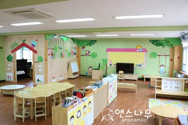 앤스나무석양초병설유치원교실환경구성잠자는방꾸미기편백나무교실편백패널작업유치원벽면나무장식현관환경꾸미기현관신발장수납장