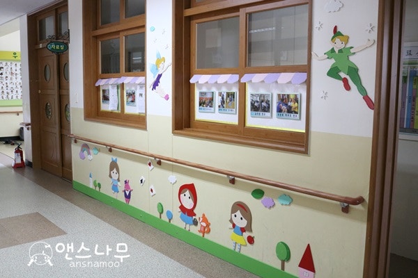 앤스나무청양유치원환경구성어린이집현관입구꾸미기게시판나무벽면장식다문화장식전래동화장식요리실장식명패교실편백나무패널장식