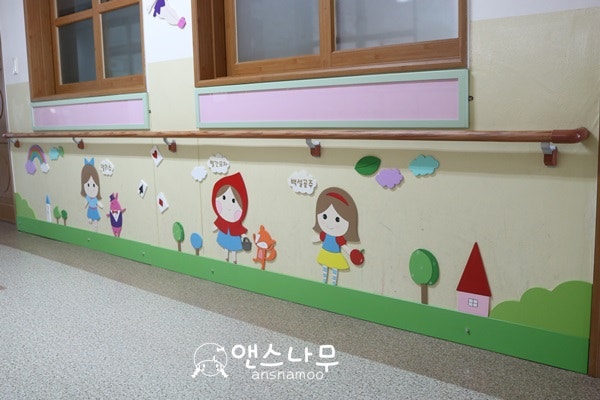 앤스나무청양유치원환경구성어린이집현관입구꾸미기게시판나무벽면장식다문화장식전래동화장식요리실장식명패교실편백나무패널장식
