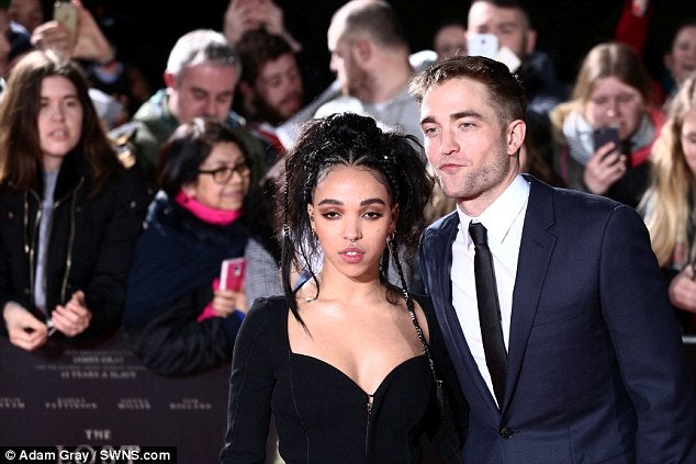 로버트 패틴슨, 약혼녀 에프케이에이 트위그스 (FKA twigs)와 영화 'Lost City of Z'런던 시사회 참석 ...