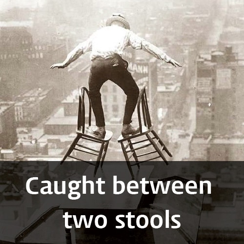 Caught between two stools : 갈팡질팡하다 [영어회화 잘하기] : 네이버 블로그