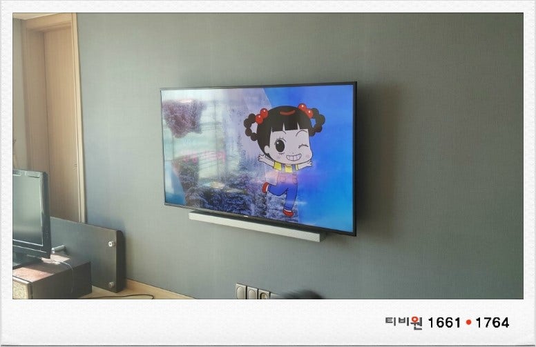 용인벽걸이티비설치와 선정리 거실장을 치우고 삼성65인치벽걸이tv설치사운드바설치셋탑박스티비뒤로 매립하고 깔끔하게 정리했네요