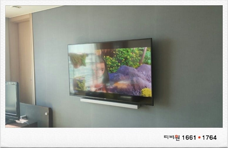 용인벽걸이티비설치와 선정리 거실장을 치우고 삼성65인치벽걸이tv설치사운드바설치셋탑박스티비뒤로 매립하고 깔끔하게 정리했네요