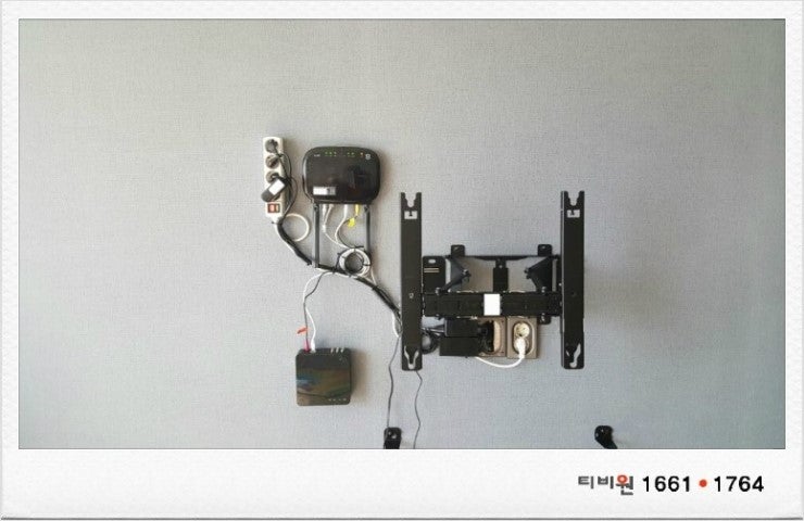용인벽걸이티비설치와 선정리 거실장을 치우고 삼성65인치벽걸이tv설치사운드바설치셋탑박스티비뒤로 매립하고 깔끔하게 정리했네요
