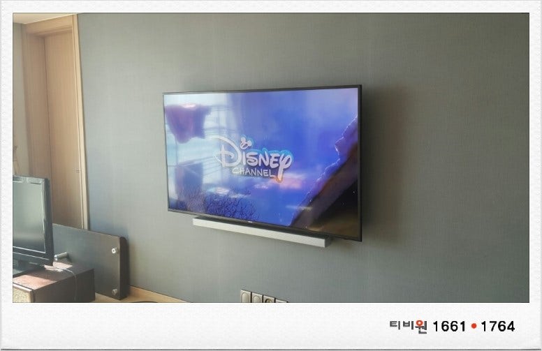 용인벽걸이티비설치와 선정리 거실장을 치우고 삼성65인치벽걸이tv설치사운드바설치셋탑박스티비뒤로 매립하고 깔끔하게 정리했네요
