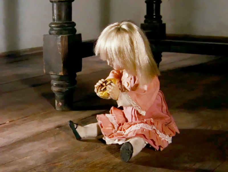 초현실주의 애니메이션의 대가 얀 슈반크마예르의, 앨리스 (Alice - Neco z Alenky, 1988) 캡쳐 : 네이버 블로그