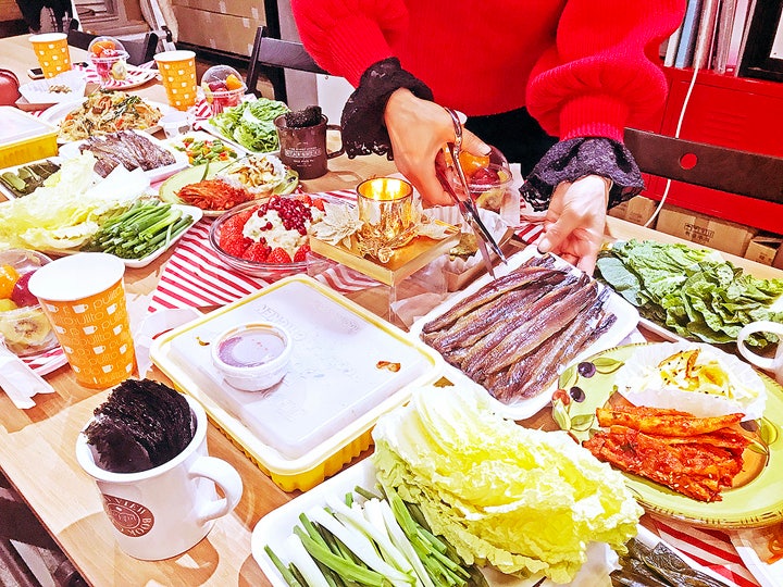 동탄 가죽공방 노아스튜디오 송년회 포트락 파티 드레스코드 레드 과메기와 막걸리 잡채와 과일컵 네이버 블로그