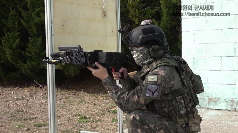 양욱의 국산총기 리뷰 3탄! 실내전의 필수 굴절형 화기 KSPW 코너샷 실사격 리뷰 : 네이버 블로그