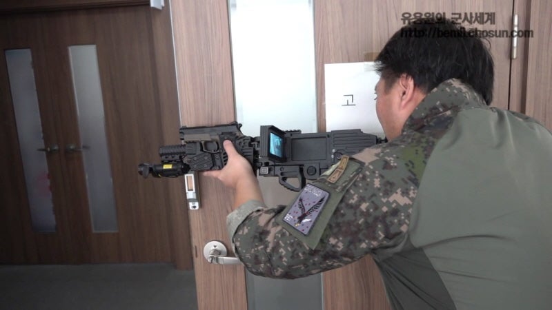 양욱의 국산총기 리뷰 3탄! 실내전의 필수 굴절형 화기 KSPW 코너샷 실사격 리뷰 : 네이버 블로그