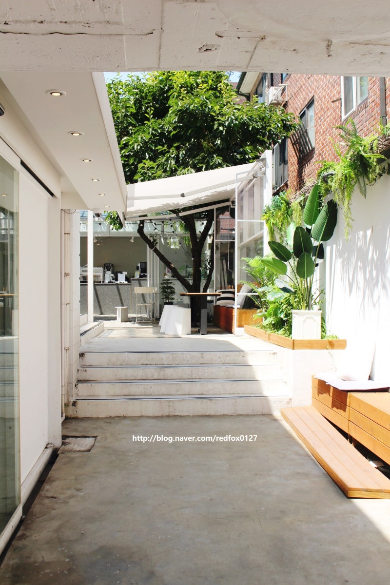 [신사동 카페] 봉수아 (BONSUA), 골목 안 예쁜 테라스 카페 : 네이버 블로그