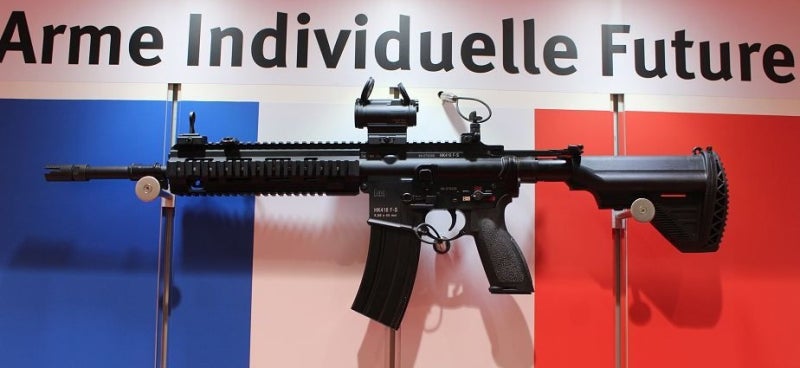 Milipol 2017 국제 방산 전시회에 전시된 프랑스의 새로운 돌격 소총, HK416FC / FS (2017년 11월 자 ...