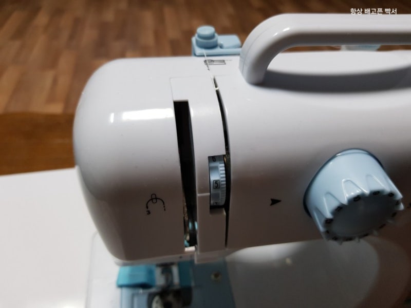혼스(HONS) 미니 멀티 재봉틀(HSSM-1201) 한땀한땀프로 사용후기 (윗실끼우기, 아랫실끼우기, 셀프 바지밑단수선) : 네이버 블로그