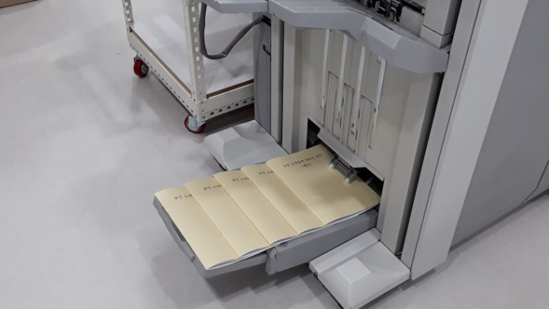 오세(Oce) 흑백디지털인쇄기 VP115 중철 및 장통 출력 영상 : 네이버 블로그