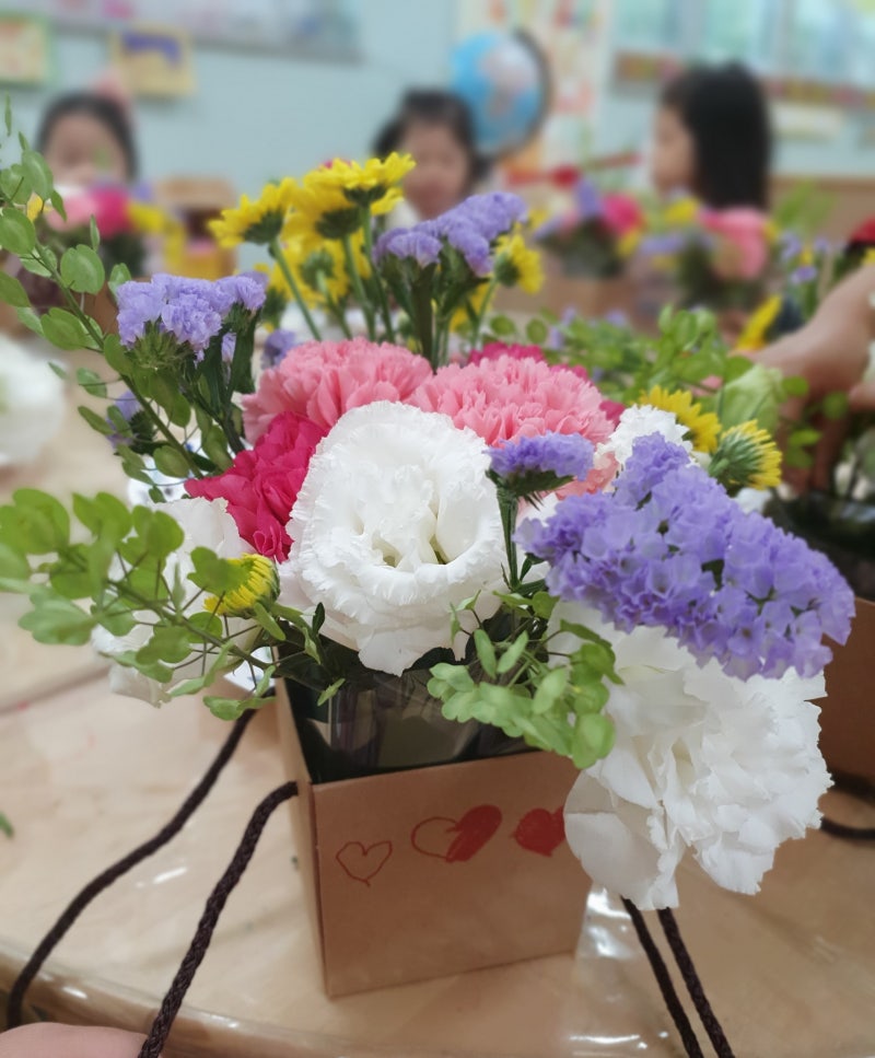 위례유치원 귀요미들과 함께 한 어버이날 카네이션 꽃꽂이 원예체험수업 키즈플라워 네이버 블로그