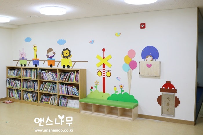 한홀초병설유치원나무벽면장식원목벽장식소파책꽂이소화전박스소화기장식기차나무장식도서관나무장식앤스나무예쁜도서관환경구성유아
