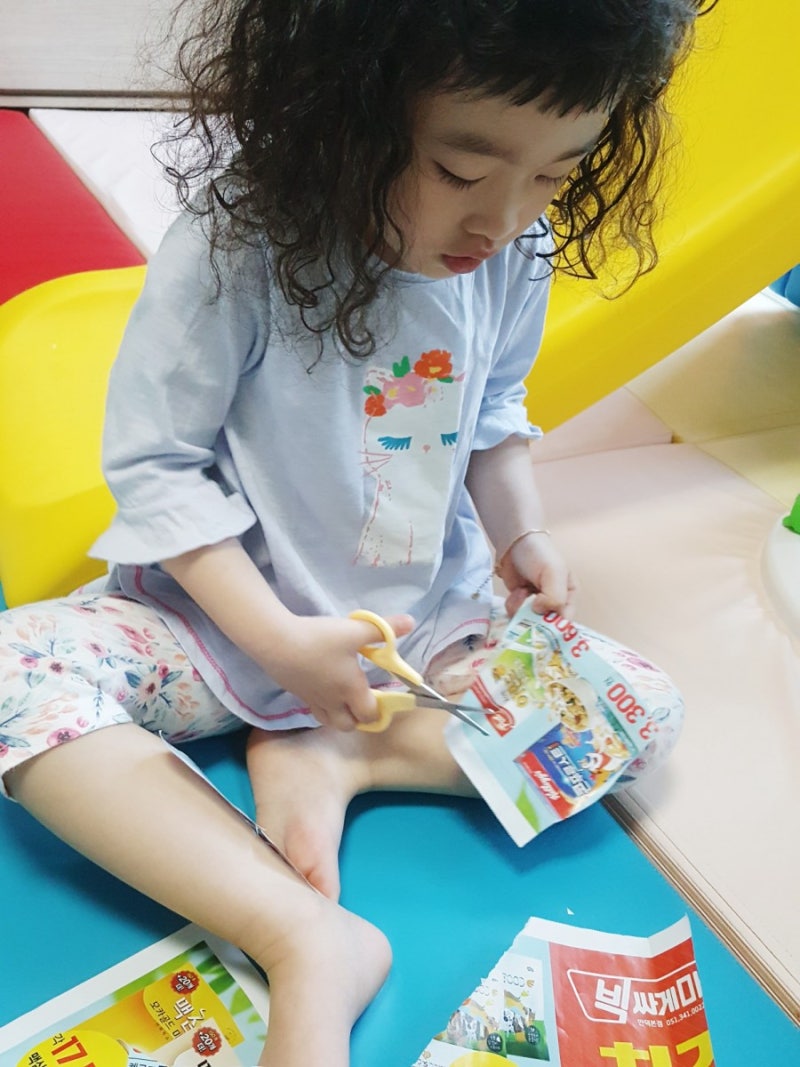 엄마표놀이 굴러다니는 마트전단지로 4살아이와 마트놀이하기소근육발달역활놀이 네이버 블로그