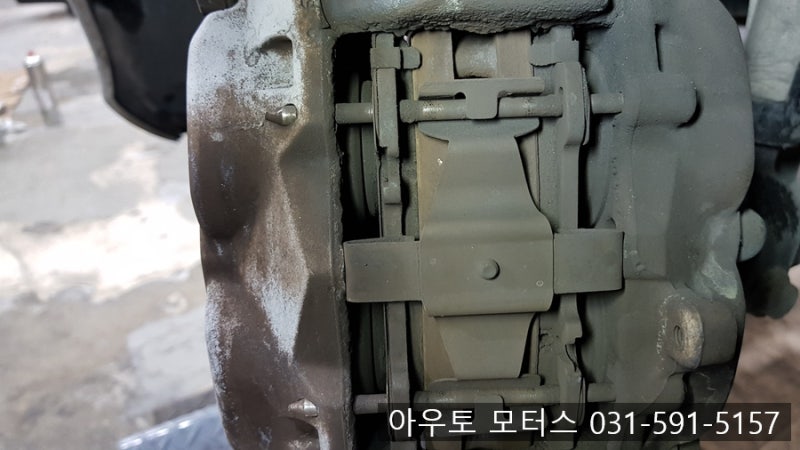 벤츠 E350 오일 누유 오일필터 하우징진공거버너겉밸트베어링앞브레이크패드센서엔진오일 교환 남양주 벤츠 수입차정비