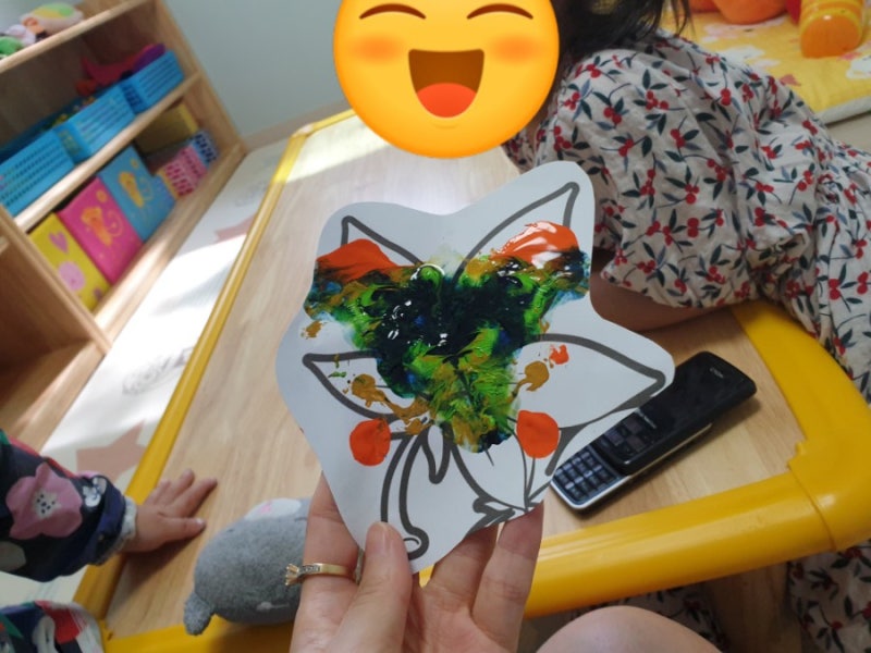호반아이사랑♡ 아기데칼코마니 사랑스러운작품 아기물감놀이작업 가을꽃가을나뭇잎데칼코마니 가을데칼코마니가방고리링완성 데칼코마니가방