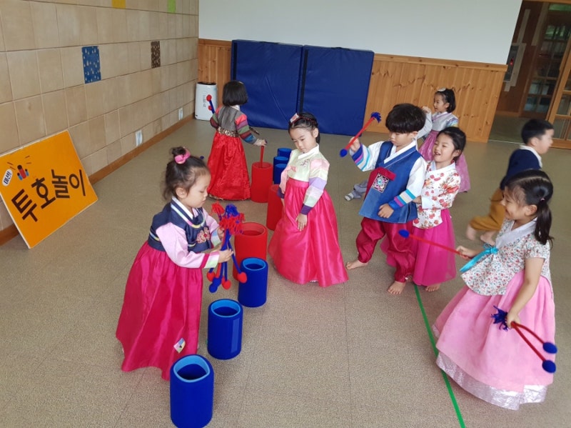 우빵선생님과 함께하는 신나는 유아체육 민속놀이 널뛰기 제기차기 윷놀이 투호놀이 줄다리기 네이버 블로그