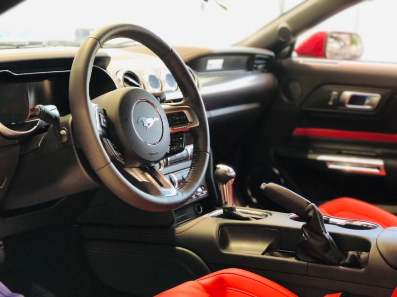 포드 머스탱ㅣ Ruby Red Metallic Tinted Clearcoat. 루비레드, 실내 Showstopper Red ...