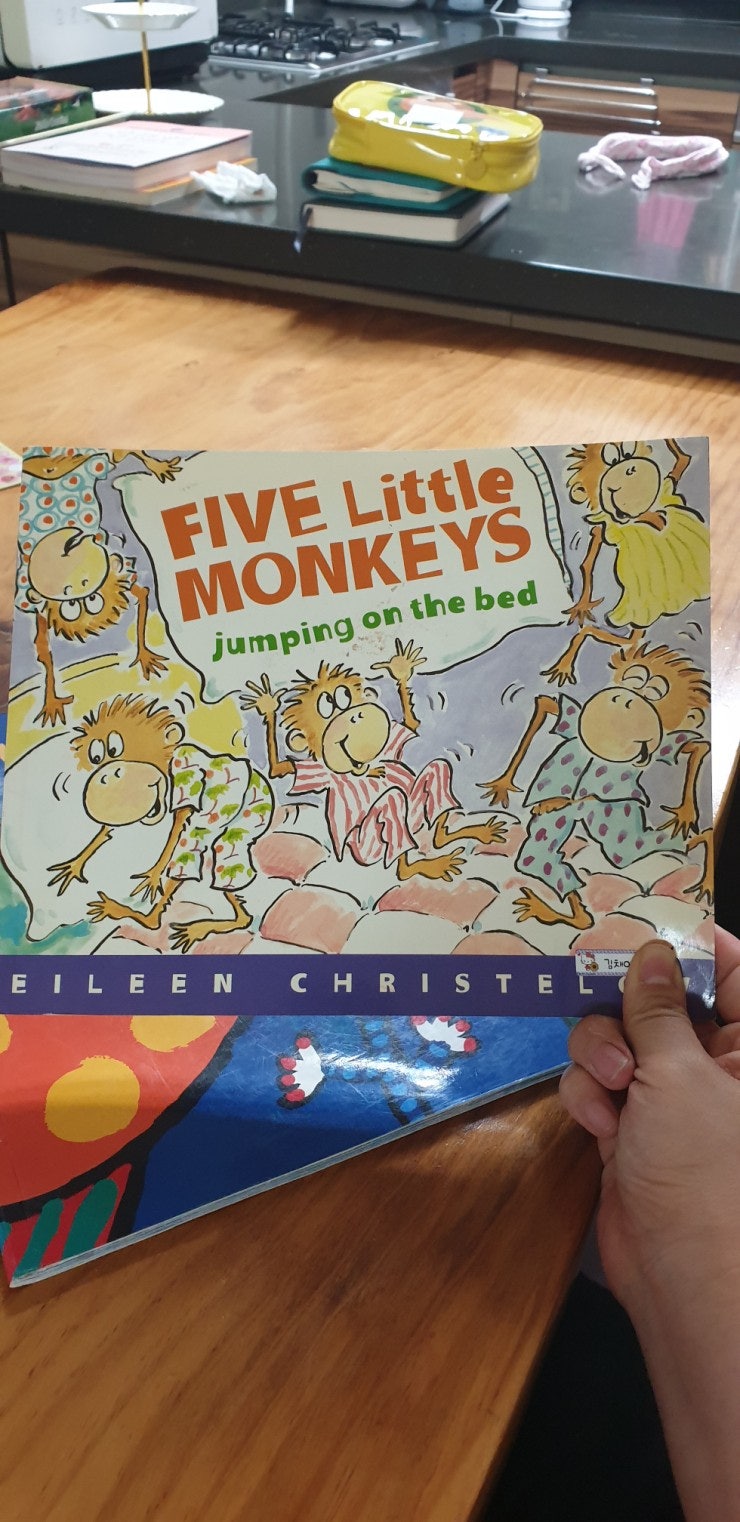 2019. 03.26 엄마표영어 / hooray for fish / five little monkey jumping on the ...
