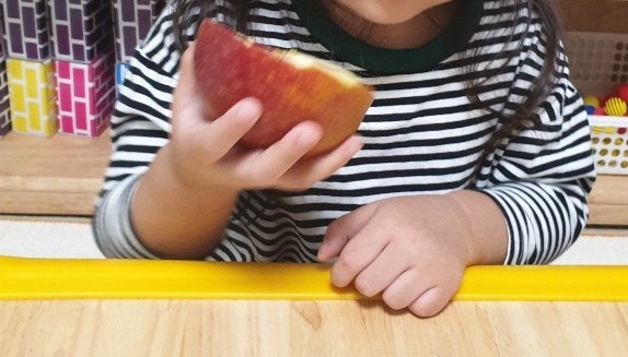 호반아이사랑♡ 주제자연물로놀이해요 언어활동가을열매사진을봐요벼관찰하기 소근육가을열매사과를잘라요 탐색가을과일겉과속을관찰해요 만1세만