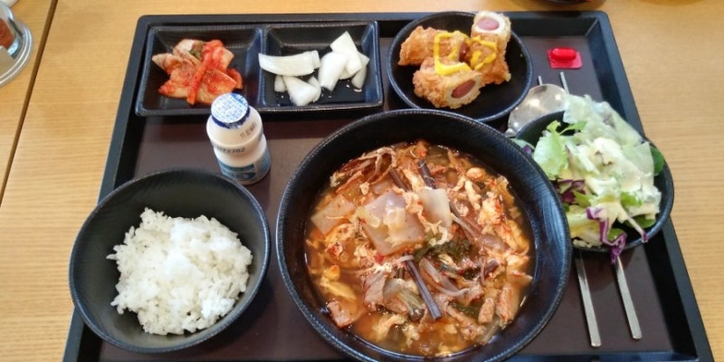 구내식당 단체급식 아침 메뉴 돈육김치찌개 점심 식단 육개장칼국수 신메뉴 수제어묵핫도그 양파유자초절임 크루통샐러드 망고드레싱