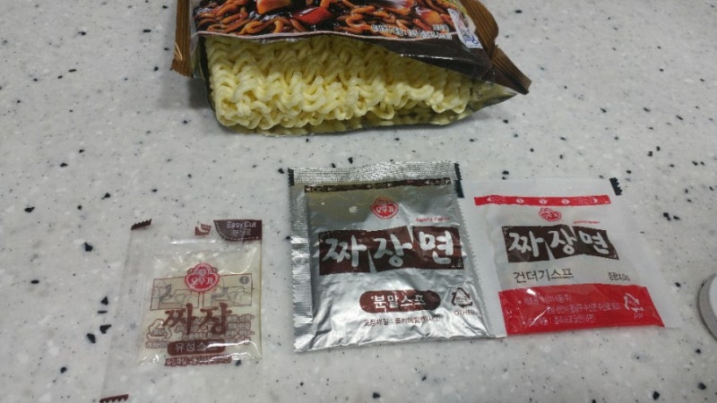 오뚜기 짜장면 짜파게티보다 맛있다던데 짜장라면의 승자는 솔직후기 네이버 블로그