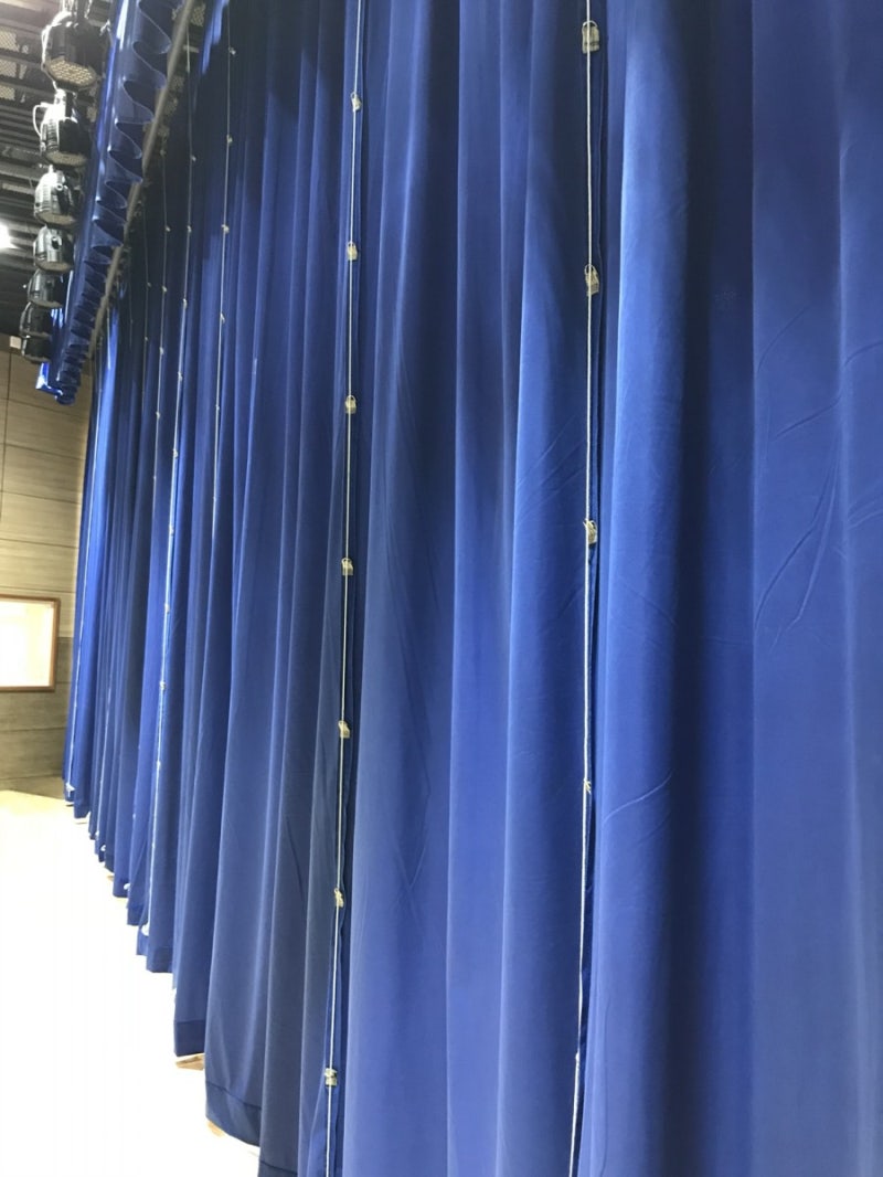 모형막전동커튼가공 로그자수커튼 무대막전동커튼가공 학교강당커튼블라인드 무대막시설관리 업체시설관리 관공서방염암막커튼 칸막이홀딩도어