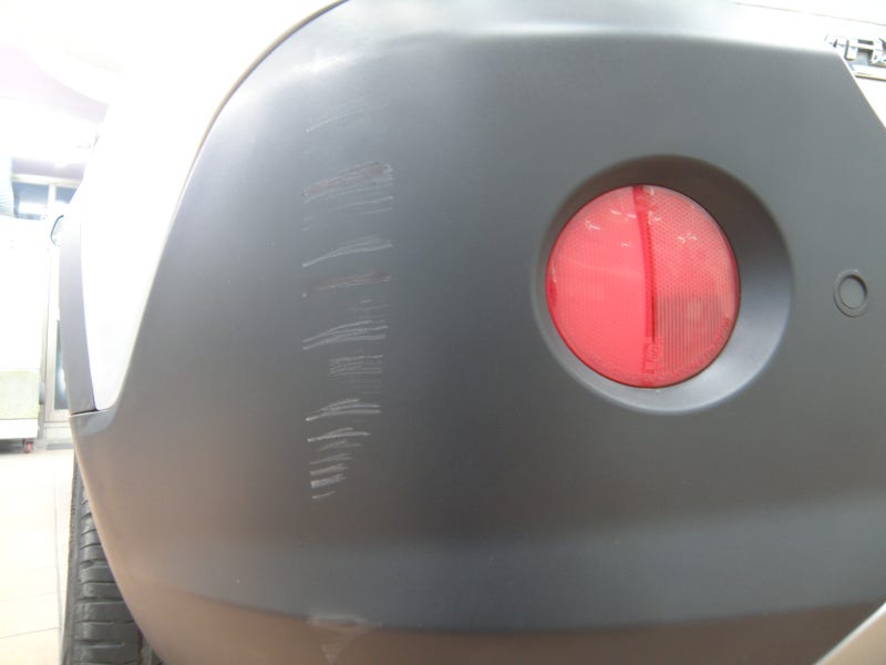 무광 플라스틱 범퍼 복원 차 긁힘 범퍼에 발생한 자동차 흠집 제거를 위해 입고된 윈스톰 맥스 안양 자동차 외형복원 자동차 수리 자동차 기스제거 스크래치 차량