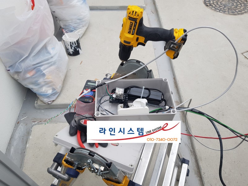 마포구 연남동에 리모델링 작업이 진행 중인 건물 뒷문에 출입통제시스템 리더기로 대문개폐기(전기개폐기)를 제어하기 위해 선행 작업 - 라인시스템 : 네이버 블로그