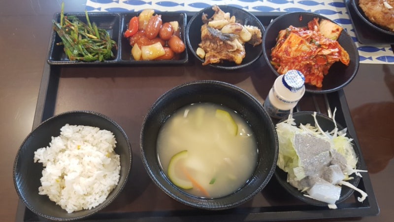 회사식당 단체급식 아침 메뉴 한식 쇠고기무국 점심 식단 옥수수밥 수제비국 가자미마늘구이 비엔나케찹조림 부추야채무침 묵샐러드