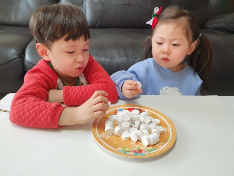 엄마표미술 코인티슈로 애벌레 물감놀이와 공작새 나비만들기 네이버 블로그