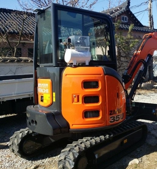 히다치 미니굴삭기 3톤(ZAXIS 30U/35U) 캐빈형 다우씨엘 컴프레서 장착 모습 : 네이버 블로그