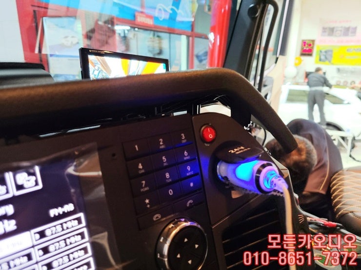 벤츠 2646 아트록스 블랙박스 측방카메라 운조 가죽시트 침대커버 벤츠마크led Led 작업등 썬팅 풀세팅 작업했어요