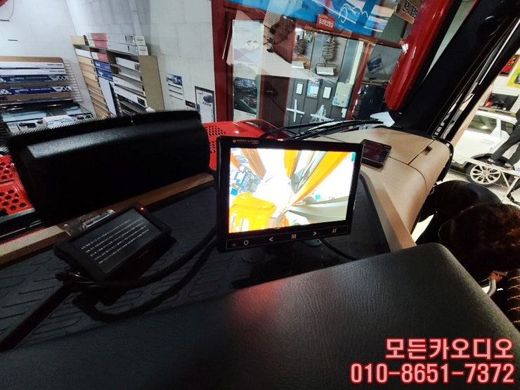벤츠 2646 아트록스 블랙박스 측방카메라 운조 가죽시트 침대커버 벤츠마크led Led 작업등 썬팅 풀세팅 작업했어요