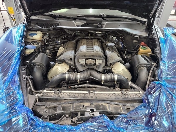 울산 포르쉐 카이엔 터보엔진 출력 부족 인터쿨러쿨러호수커버교환 및 파워펌프소음으로 파워펌프점화플러그엔진오일 하부소음 허브베어링프런트 좌우패드프런트교환