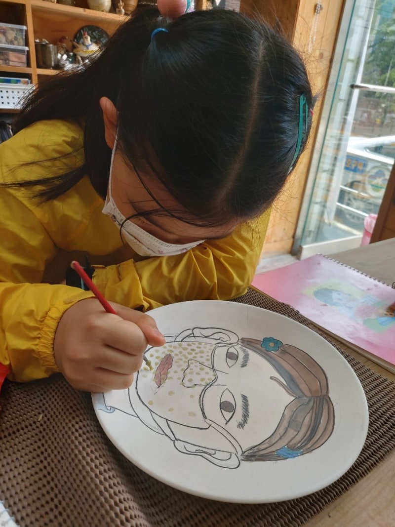 노원구도예공방상계동도예공방 초등학생도자기핸드페인팅코로나자화상도자기흙이랑붓이랑핸드페인팅엄마랑나랑도자기만들기온가가족
