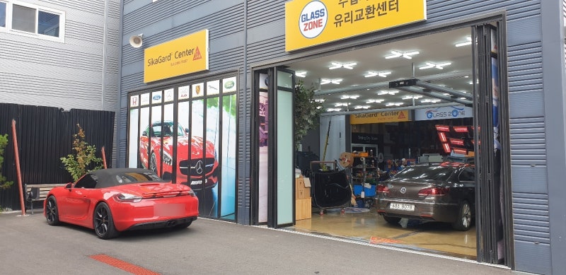 포르쉐 박스터 앞유리교체 후기 바닥에서 튄 돌빵이나 칩으로 차유리금이 발생한 Porsche Boxster 전면유리교환비용 및
