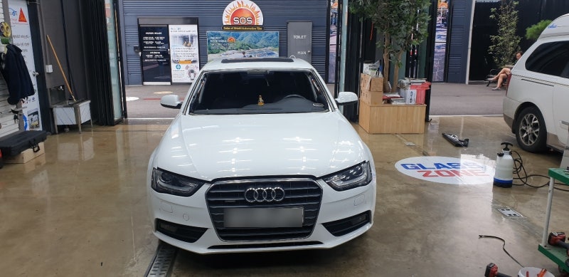 아우디 A3 앞유리교체 날아오는 돌빵 칩으로 자동차유리금이 발생한 Audi 전면유리교환 후진 자동비상등 후깜모듈시공 유리