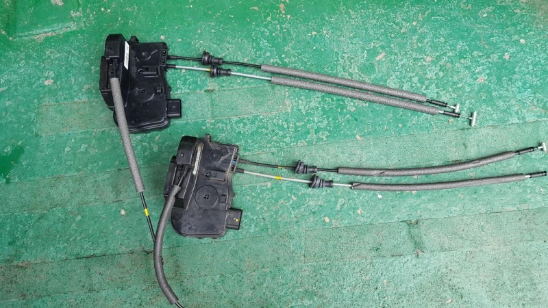 Yf 쏘나타 자동차 뒷쪽 문이 잠겨서 안에서와 밖에서 열리지 않음소나타 자동차 문이 잠겨서 열리지 않음자동차 도어록이 고장나서 문이 열리지 않음자동차 문 안 열림 고장